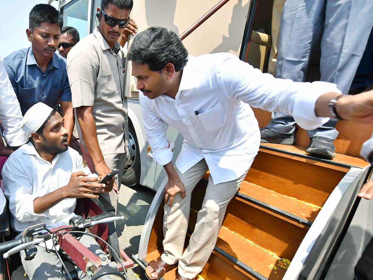CM YS Jagan Nandyal Bus Yatra: సమరోత్సాహం.. జన సముద్రంలా నంద్యాల.. (ఫొటోలు) | Andhra Pradesh ...